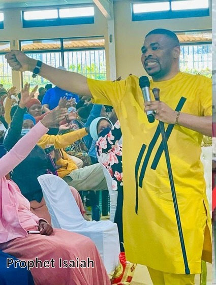 Cleric gives sacked Winners’ Chapel’s pastor cash gift - MicroSecondNews