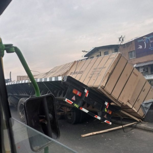 Container falls on Ojuelegba Bridge again (photos) - MicroSecondNews