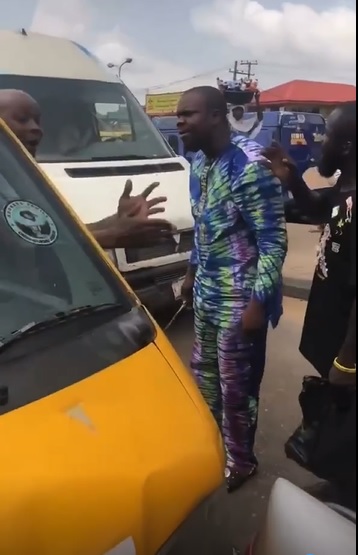 Motorist tries to put danfo driver in car boot for brushing his car ...