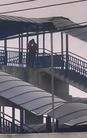 “Inside all this hardship?” – Reactions as couple kiss on pedestrian ...